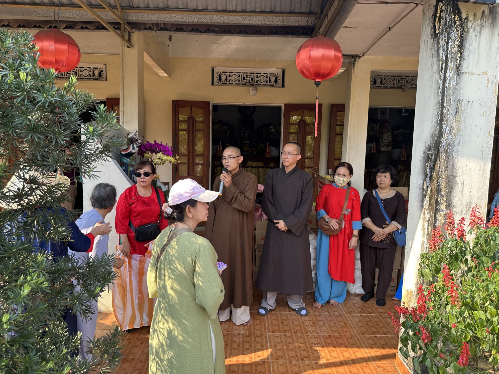 Chùa Bửu Đà: Trao Quà Nhấn Chuyến Về Nguồn Xuân Giáp Thìn 2024